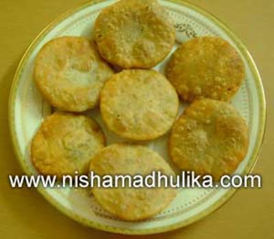 Khasta Kachori Recipe - Urad Dal Kachori Recipe - Nishamadhulika.com